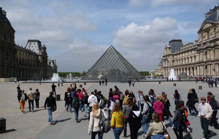 How to Travel from Eiffel Tower to Louvre: A Complete Guide
